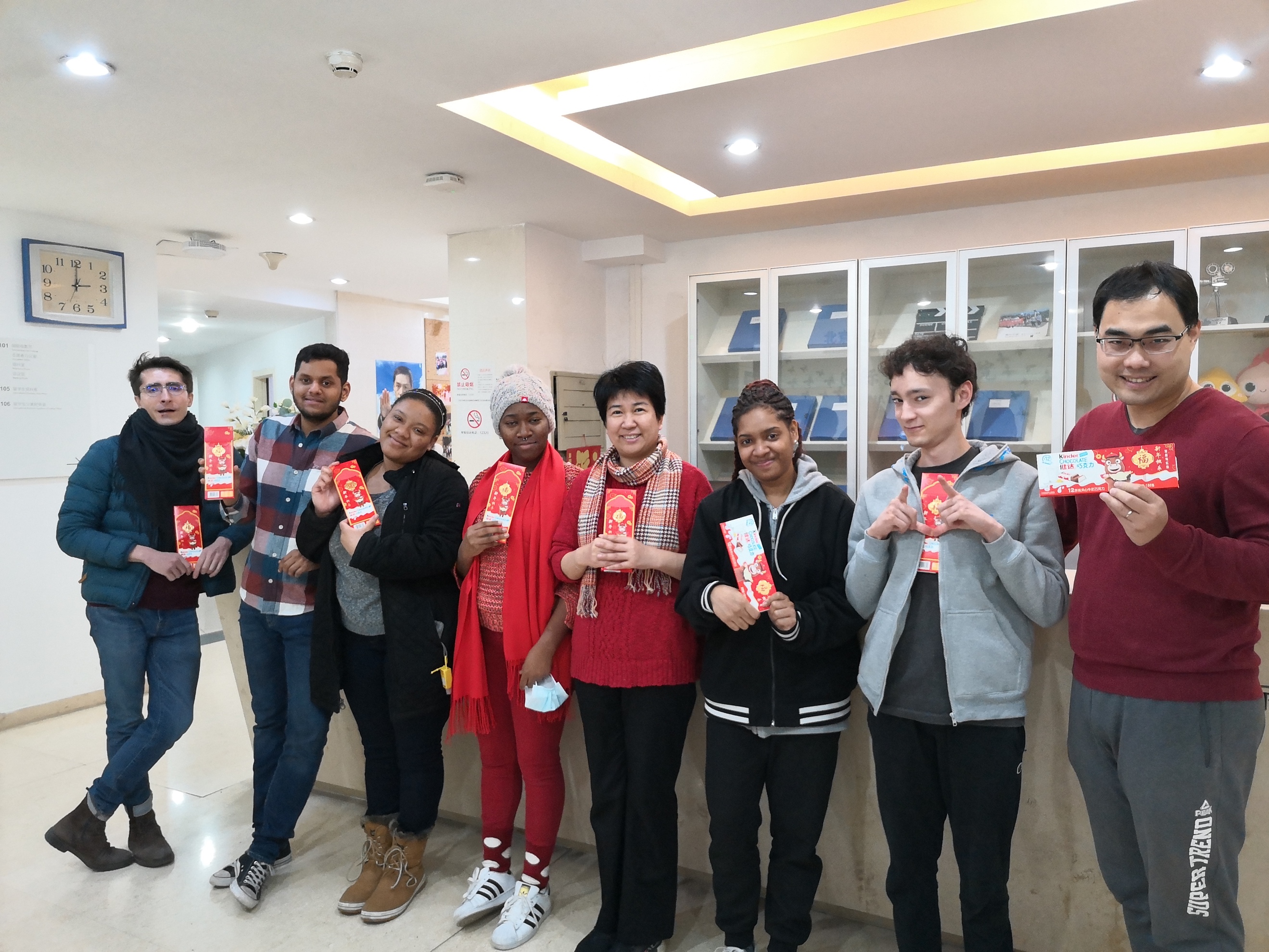 北京电影学院为在校留学生派发新年礼物-北京电影学院国际交流学院